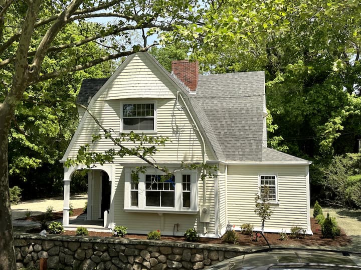 Near Bikeway, Quaint Village Center And Beaches - Woods Hole