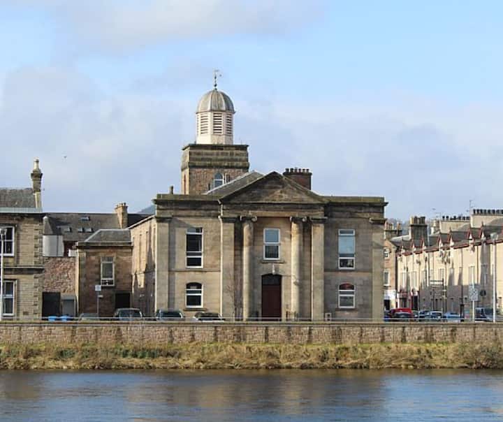 City Centre Bell Tower - 2 Bed/sleeps 6 River View - Loch Ness