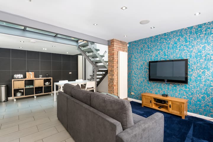 Stylish Castle-view Townhouse With Secure Parking - Edinburgh