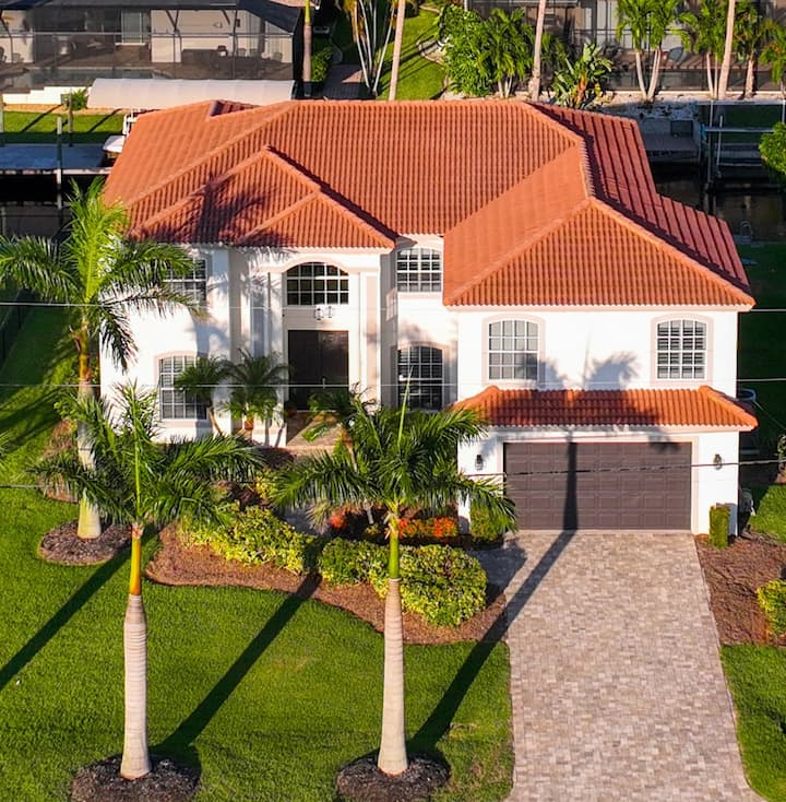 Casa De Palms Luxury Tropical Waterfront Getaway - Cape Coral, FL