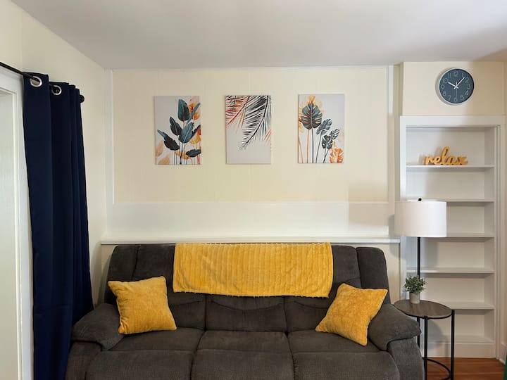 Stylish 1 Bedroom Studio Apartment - Plattsburgh, NY