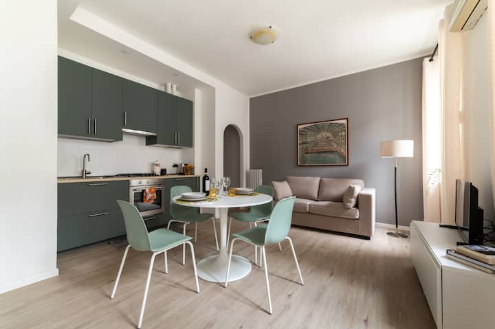 Historical Centre Olive-coloured Apartment - Parme