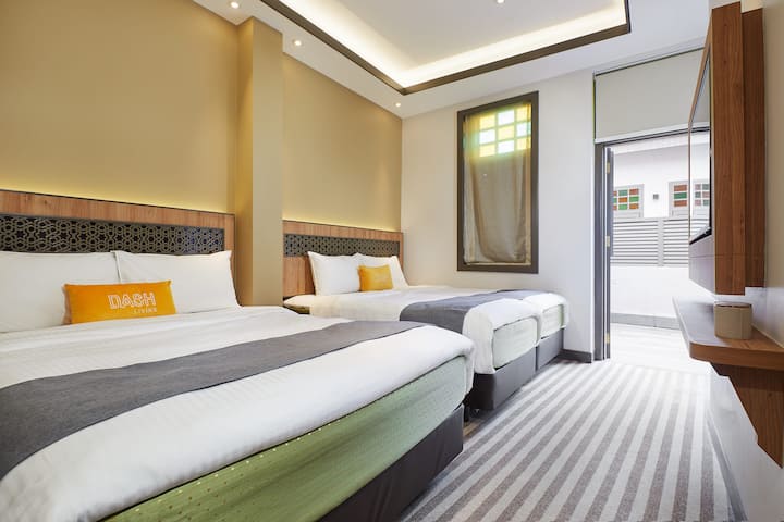 Roomy Room - River Valley