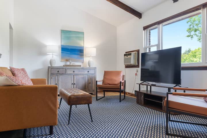 Quiet Clean Top-floor Apartment - 康科特