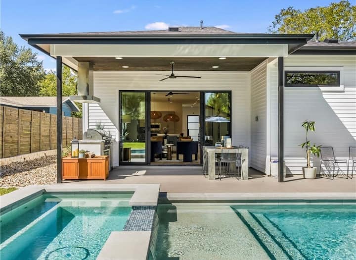 Luxe Home W/ Heated Pool, Hot Tub, Kitchen, Games - Austin, TX