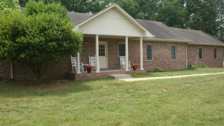 Country Home With Modern Feel, Convenient Locale! - Murfreesboro, TN