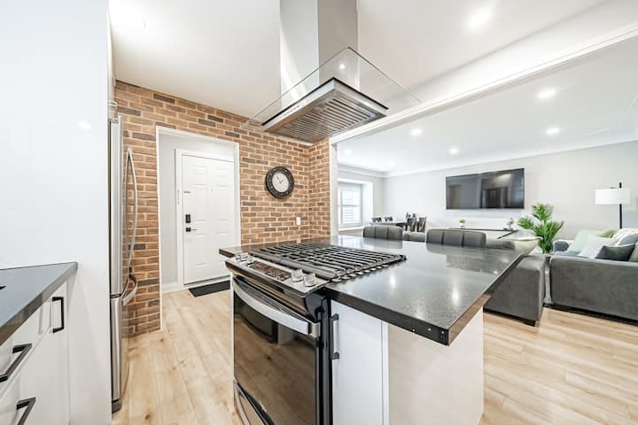 Private 3-bedroom Apartment With King/queen/bunks - Hamilton