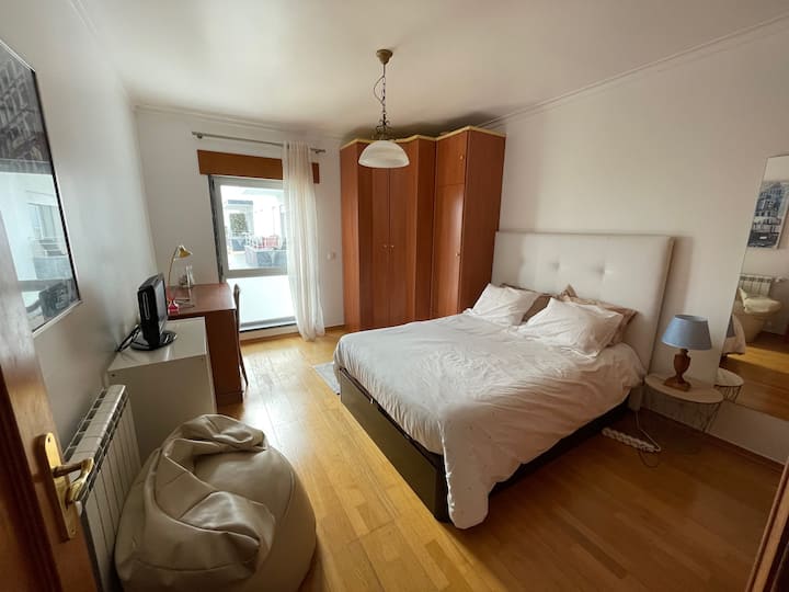 Quarto Amplo Em Zona Calma - Porto Salvo