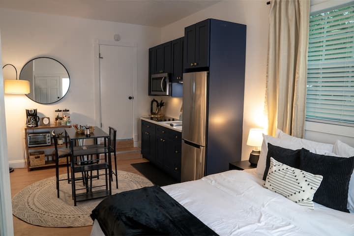 Sprawling Studio + Best Local Eats & By Downtown - Orlando, FL