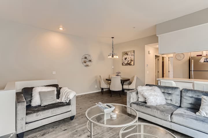 Modern Quaint Condo Near Airport - Kent, WA