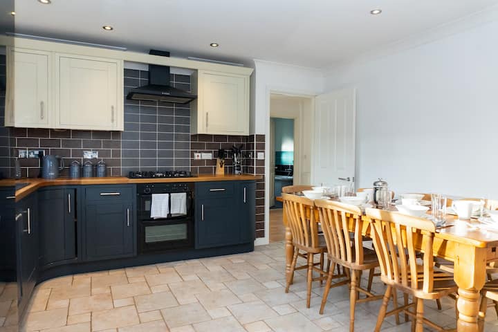 Gloucester Detached Cosy Home-4 Br-slps 10-parking - Gloucester