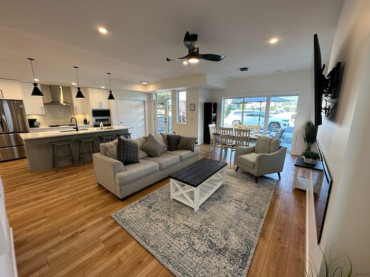 New 3 Bedroom 5 Min Walk To Lake - Penticton