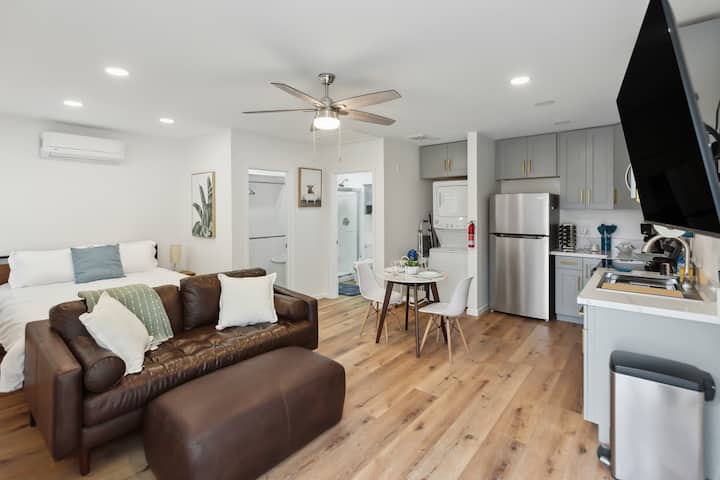 La Bungalow: Full Kitchen, Queen Bed, Private Yard - Los Angeles, CA