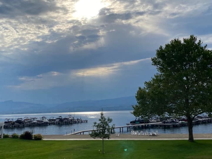 Beachfront Cottage Living At Its Finest - Kelowna