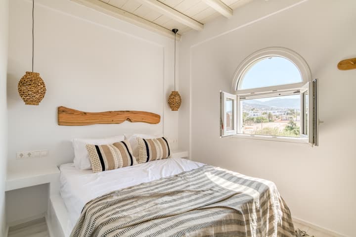 Aliki Boho-chic Apt: Spacious Veranda & Workspace - Paros