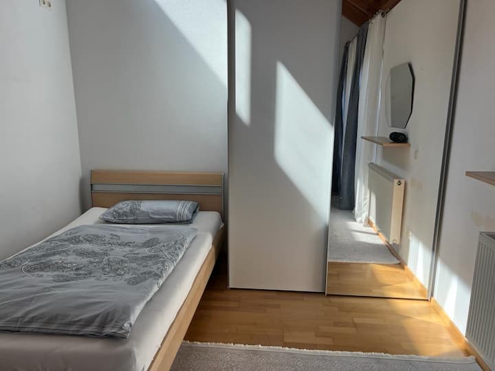 Bahnhofs-und Zentrumsnahes Zimmer (Li) - Landshut