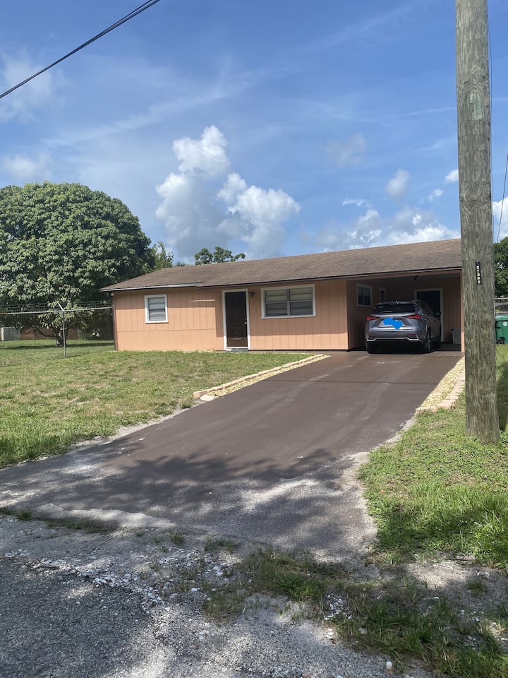Cozy Guesthouse Minutes Away From The Beach - Fort Pierce, FL