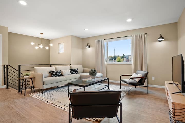 Denverstays | Bright 4bd Suburban Nest W/garage - Arvada, CO