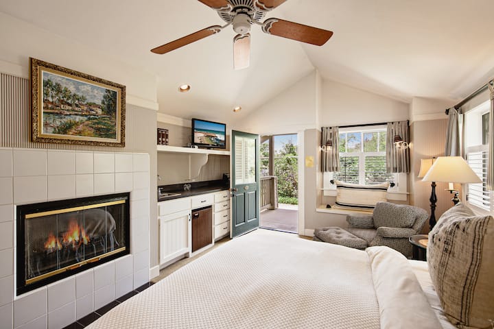 Black Gilflower In Boutique Hotel - Julian, CA