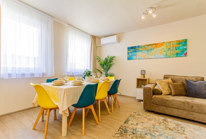 Central Bp | Free Parking | 3 Bedroom Apt+balcony' - Budapest