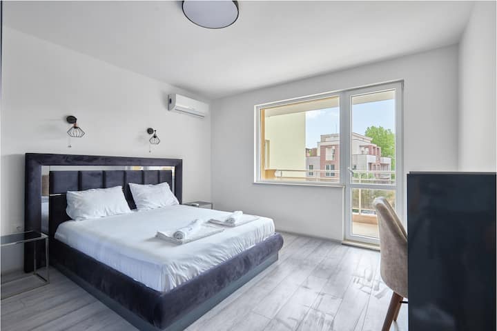 Sunny Seaside Retreat: 2bd Apartment In Nesebar - Nessebar