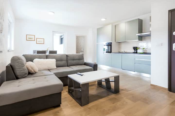 Spacious / Pool & Balcony 1-bedroom Apartment - Pula