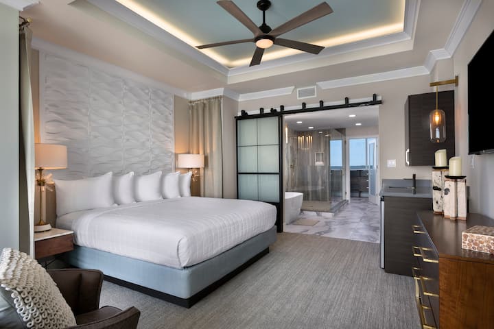 4-bedroom Luxurious Penthouse - 