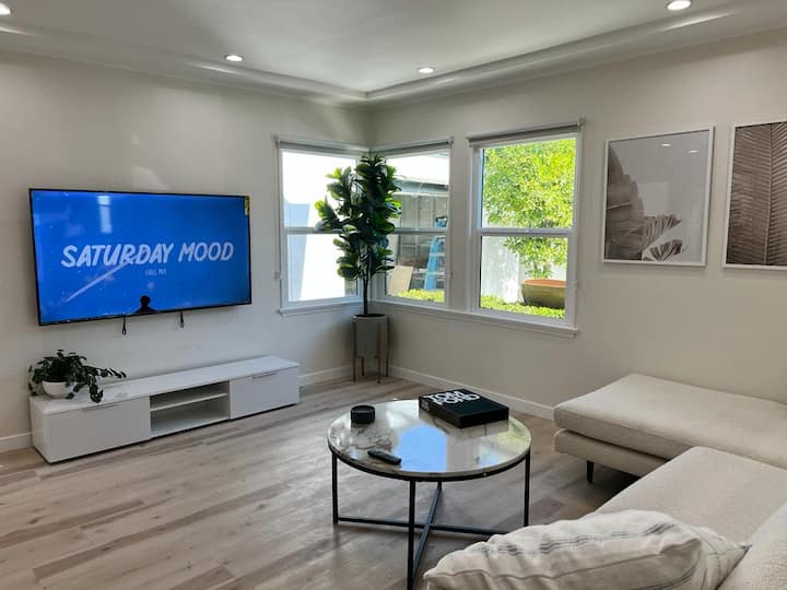 Trendy 1-bedroom Haven - West Hollywood, CA