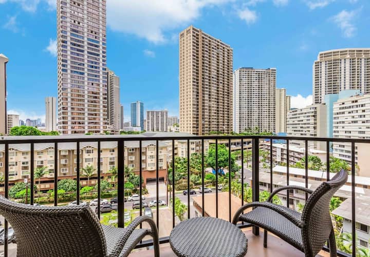 Waikiki Condo Hotel At The Palms – Prime Location - Honolulu, HI