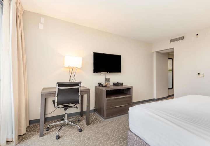 Condo-hotel | Sleeps 4 | Aqua Palms Waikiki - O‘ahu, HI
