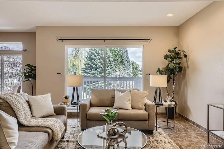 Ensuite Bathroom, Private Entrance, Garage Parking - Lakewood, CO