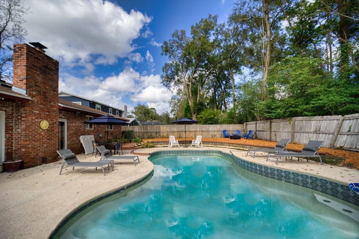 Poolside Haven Near Golf Course Sleeps 12 - Jacksonville, FL
