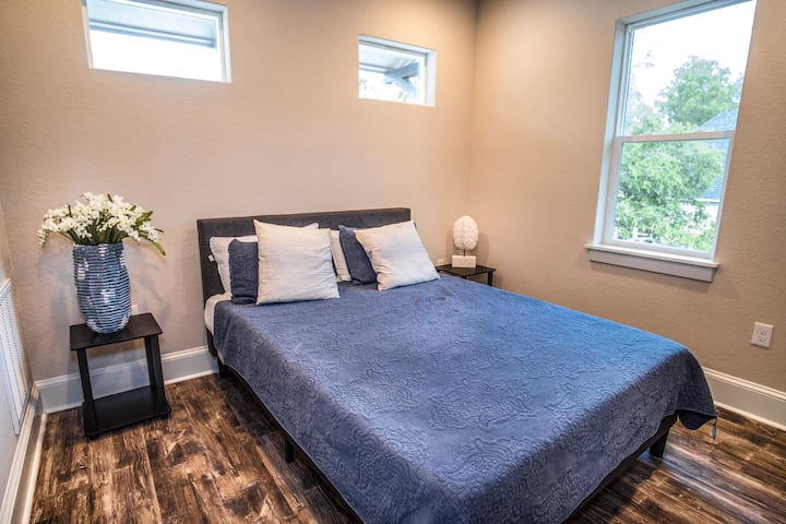 Find Solace In Cozy Guest House Near Downtown - San Antonio, TX