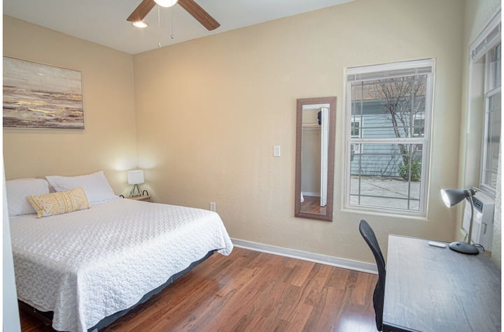 Feel The Downtown Vibe In Our Renovated 2br Home - San Antonio, TX