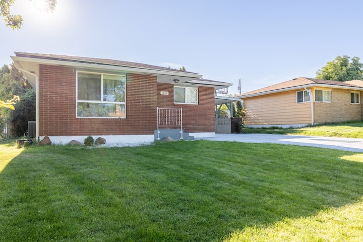 Cozy 4 Bedroom 2 Full Bathroom Home - Yakima, WA