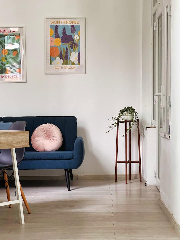 City Center Charm: Spacious & Bright - Arad