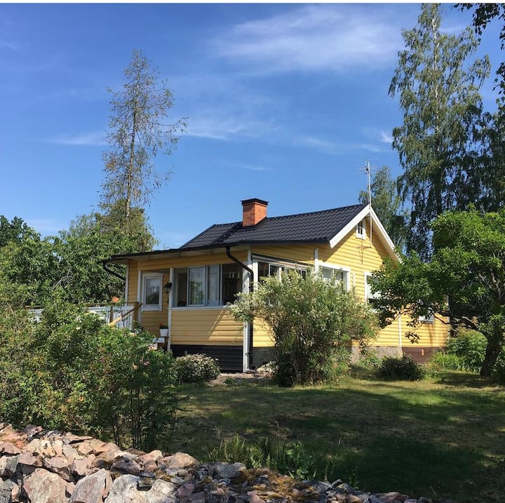 Gula Huset Vid Sjön Freden - Hallstahammar