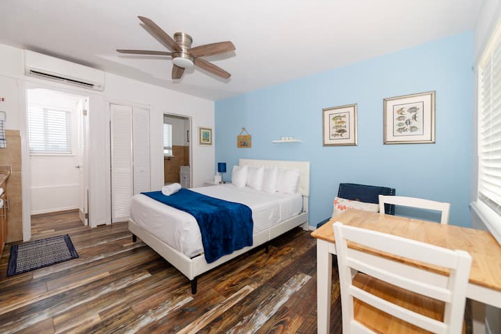 Hollywood Beach Studio With Full Kitchen - Hollywood, FL