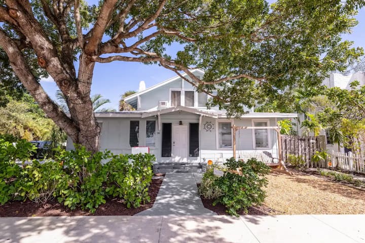 Vintage Coastal Cottage (4bd/2bth Downstairs Unit) - Lake Worth, FL