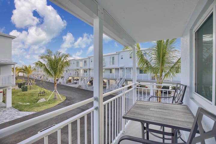 Carney's Reef 1b/1b Pool, Large Patio &Living Room - Marathon