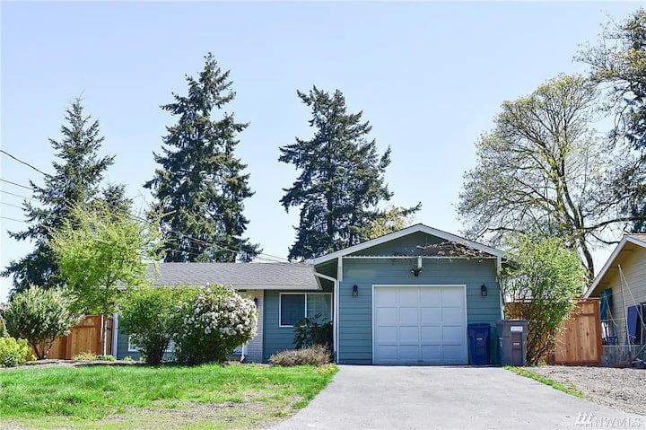 Gorgeous 3b3b Home W/ Ac, Convenient, Fenced Yard - Bellevue