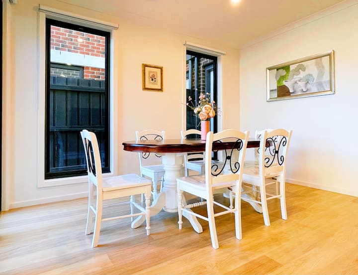 Near Westfield Fountain Gate/train Station/4b3b1c - Lyndhurst