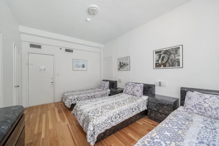 At Mine | Beach Suite With 3 Single Beds - Miami Beach, FL