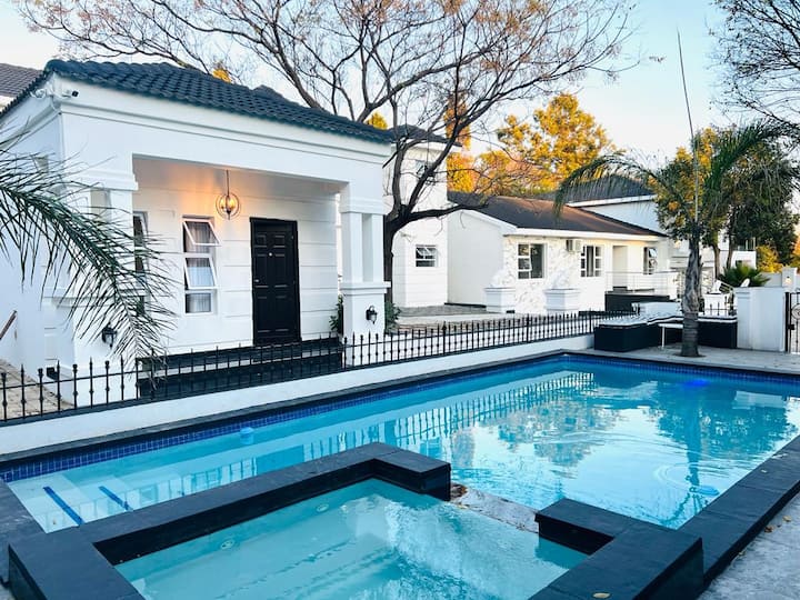 Hotel Apartment With Pool View In Randburg - Randburg