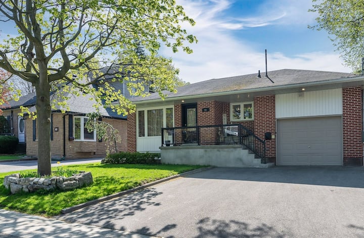 Private Lower Level Suite
4 Guests 2 Bed 2 Bath - Barrie