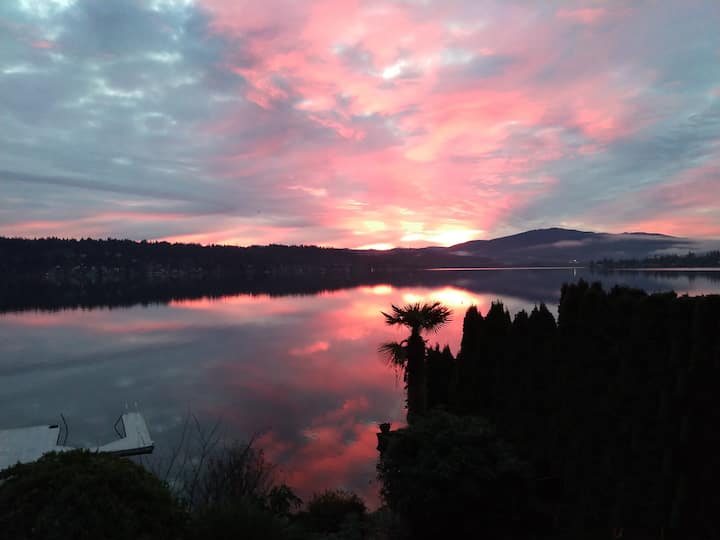 Bellevue Lake House Getaway - Bellevue, WA