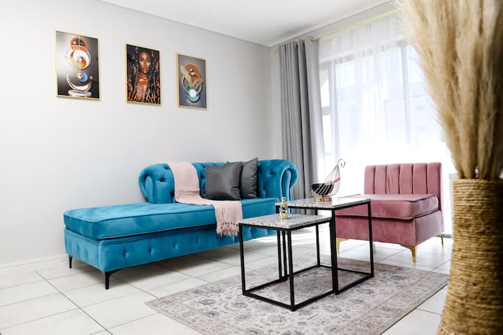 Luxurious Sandton 2-bed Unit With Backup Power - Edenvale