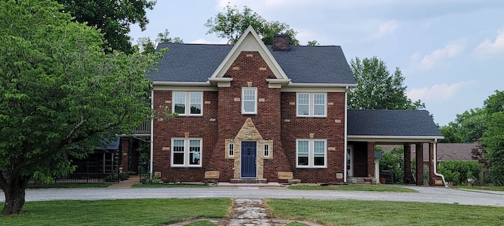 Mcknight On Main. 5 Minutes From Mtsu. 5 Bedrooms. - Murfreesboro, TN