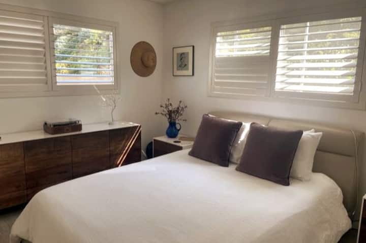 2-bedroom Beach Gem: Pool, Parking, Ocean Views - Laguna Beach, CA