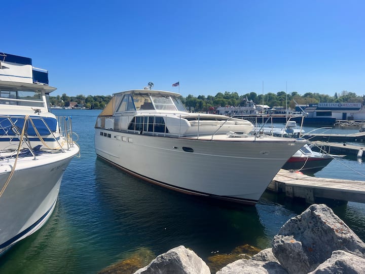 Elegant Yacht On Historic Mackinac Island - マカノー・アイランド, MI
